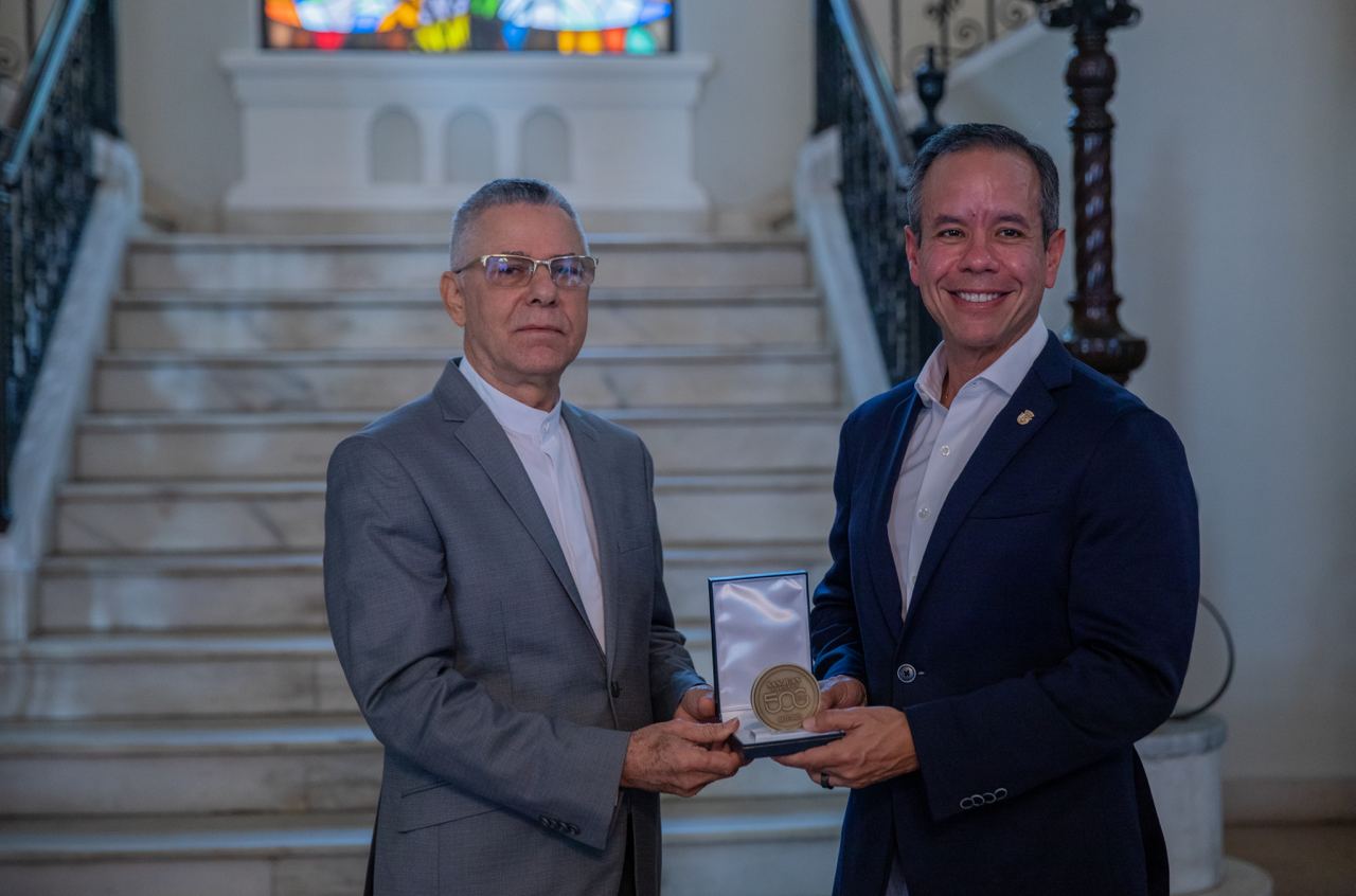 Alcalde Manuel Jiménez recibe la más alta condecoración de la Alcaldía ...