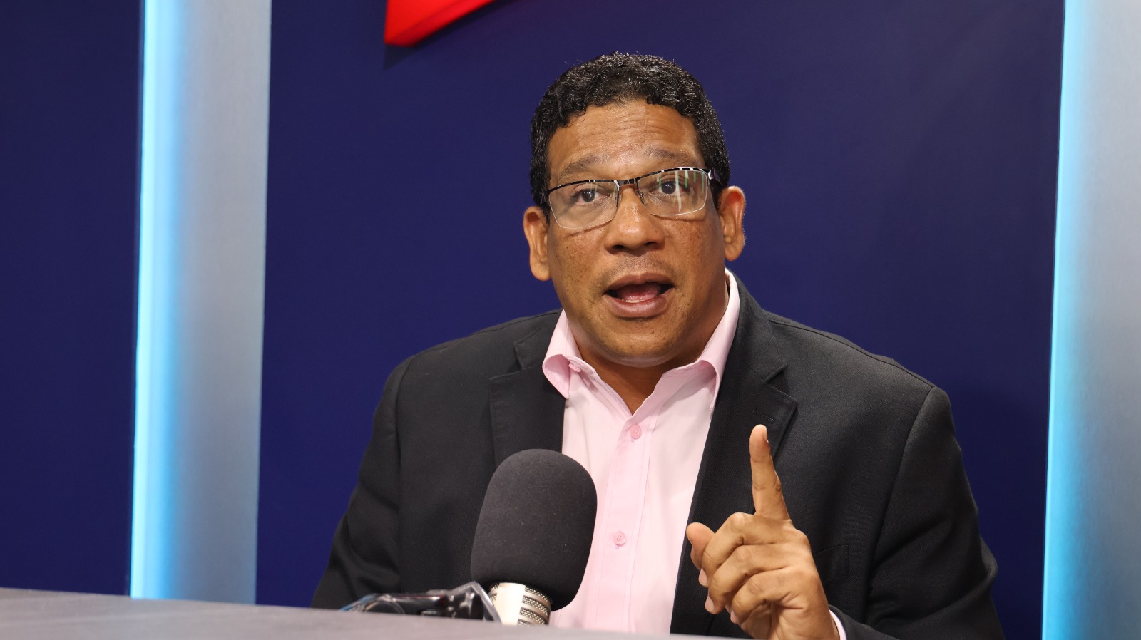 Carlos Pimentel saluda firmeza de Milton Morrison apara no firmar nuevo ...